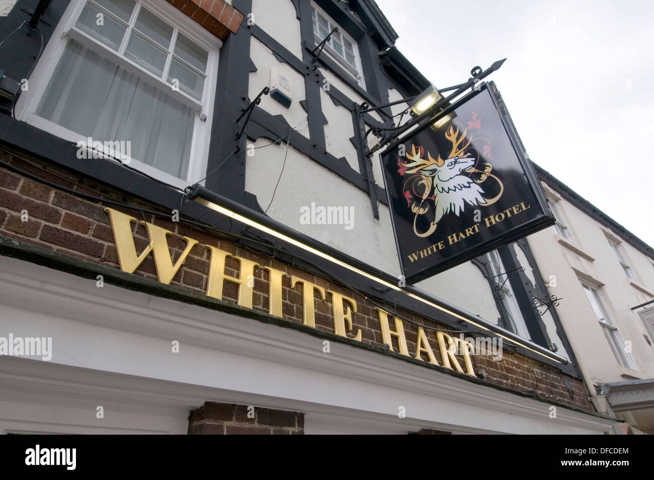 English pub sign hi-res stock photography and images - Alamy