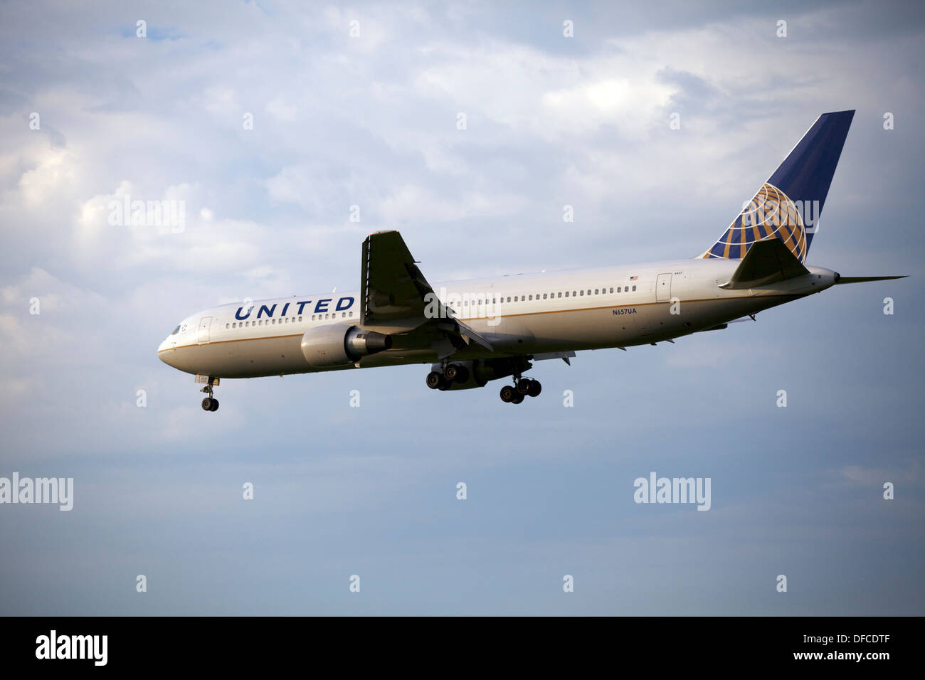 United Airlines Boeing 767-322/ER N657UA Stock Photo - Alamy