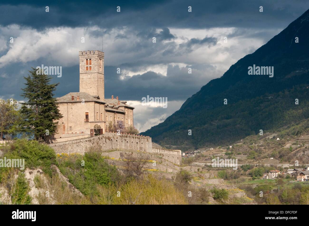 Sarre castle hi-res stock photography and images - Alamy
