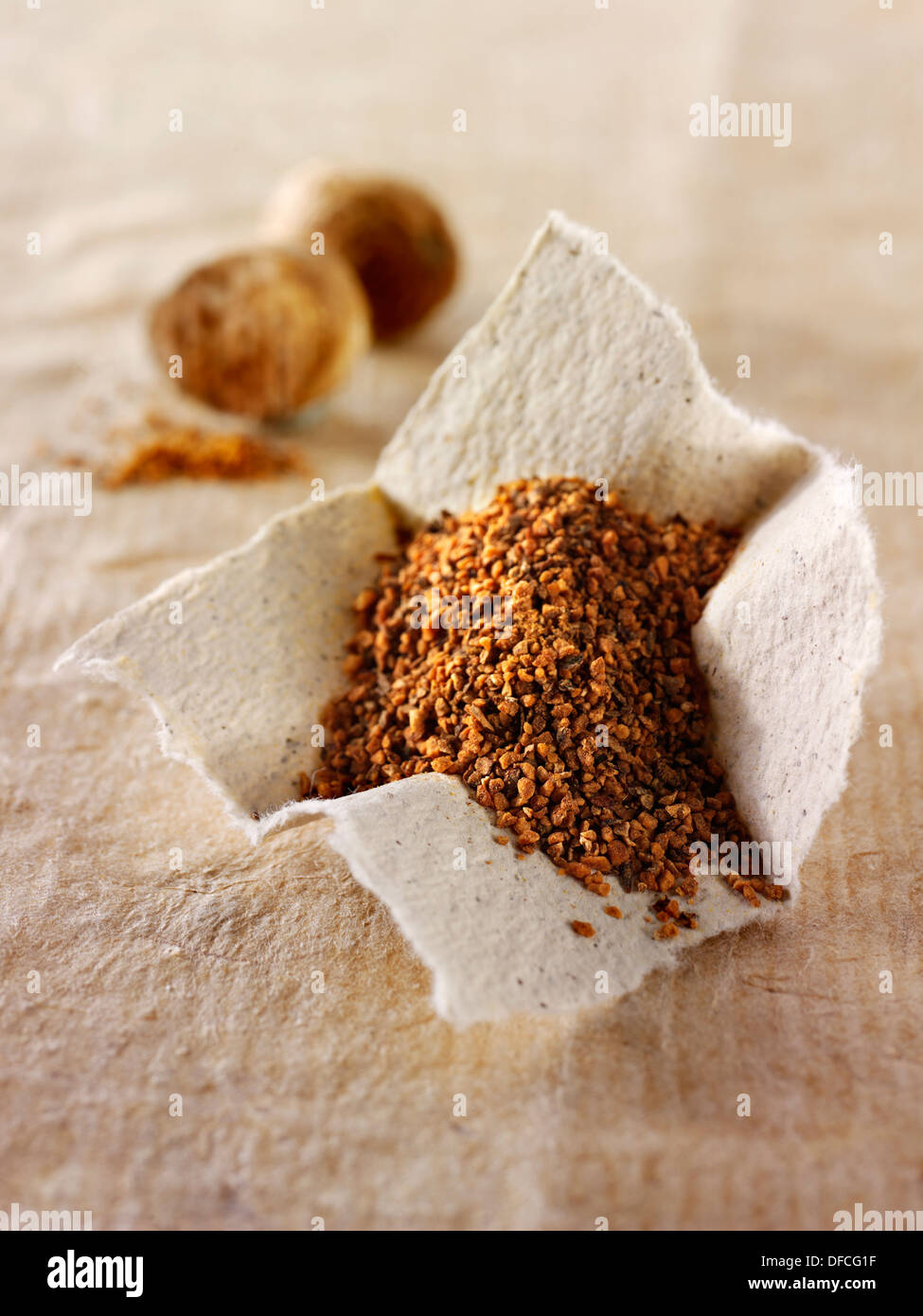 Whole & ground nutmeg powder Stock Photo - Alamy