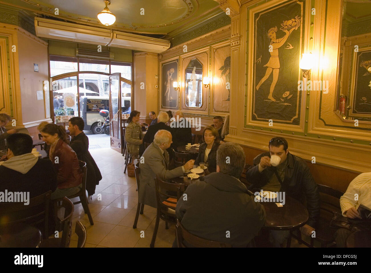 Cafe de opera barcelona hi-res stock photography and images - Alamy