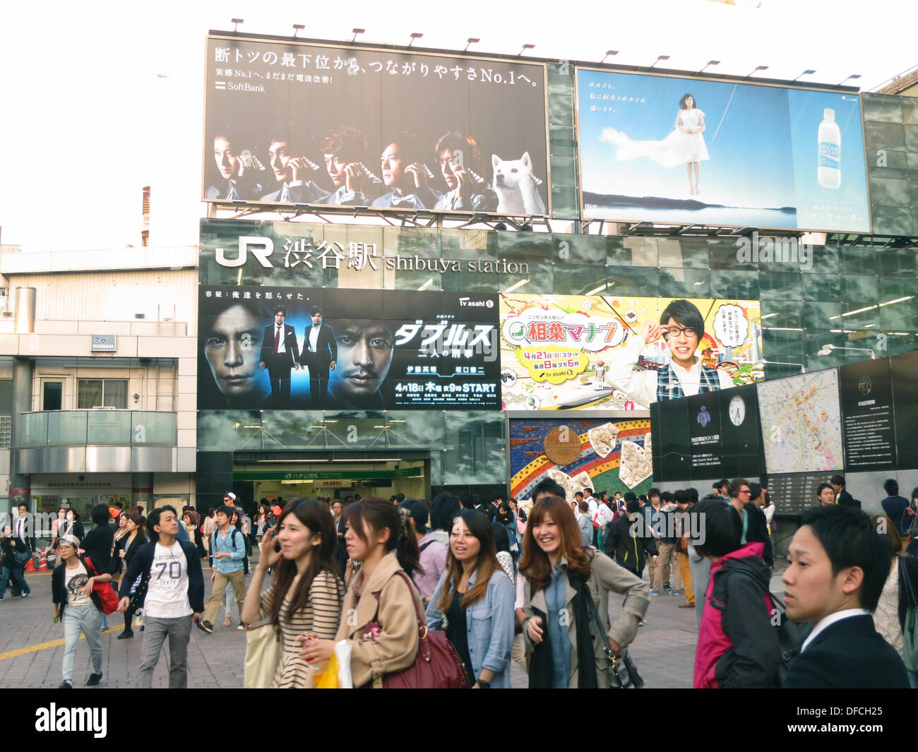 Billboards in tokyo hi-res stock photography and images - Alamy