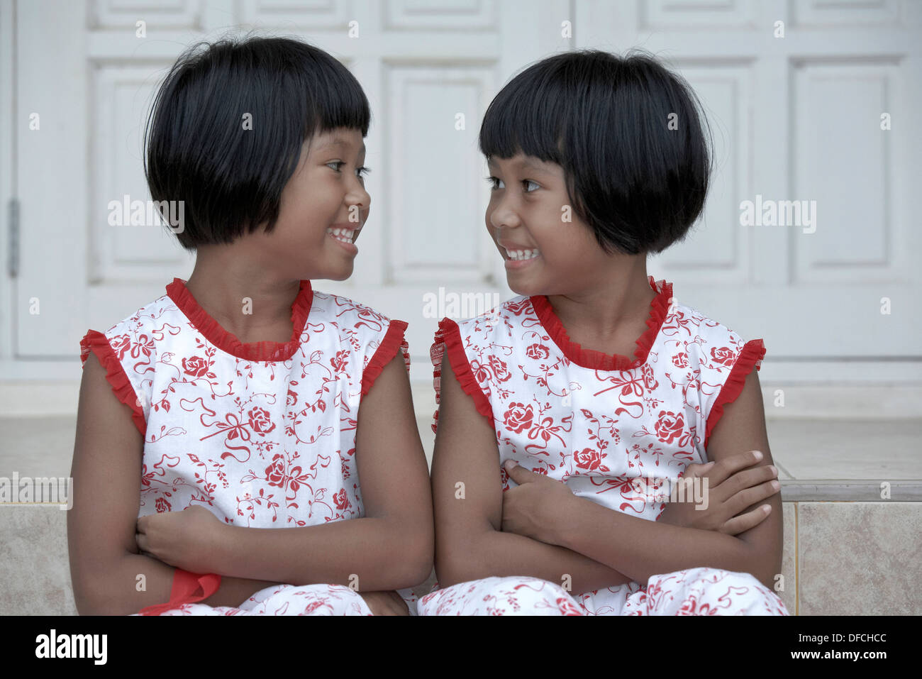 Identical twins children hi-res stock photography and images - Alamy