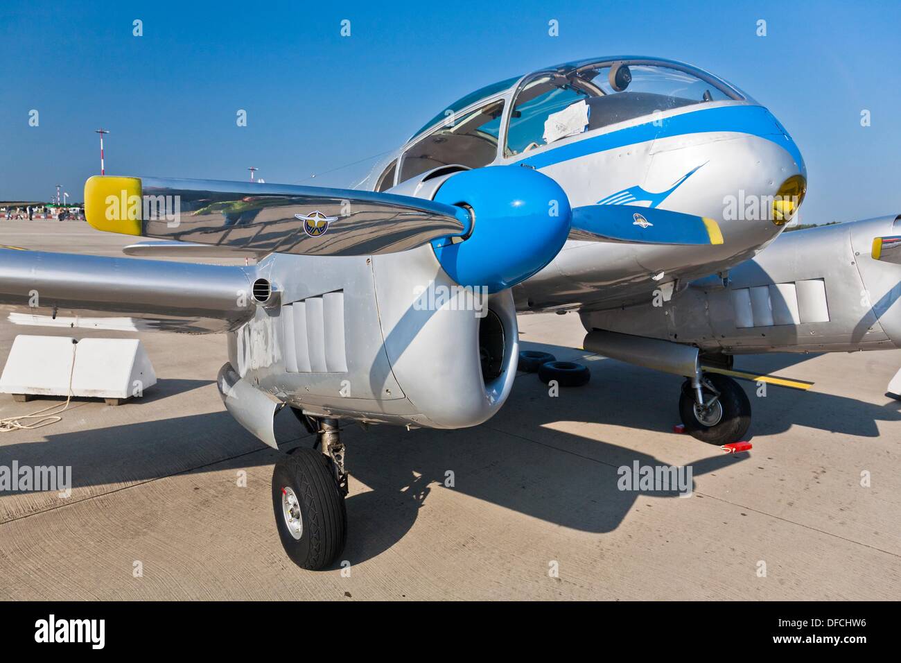 Twin propeller airplane hi-res stock photography and images - Alamy