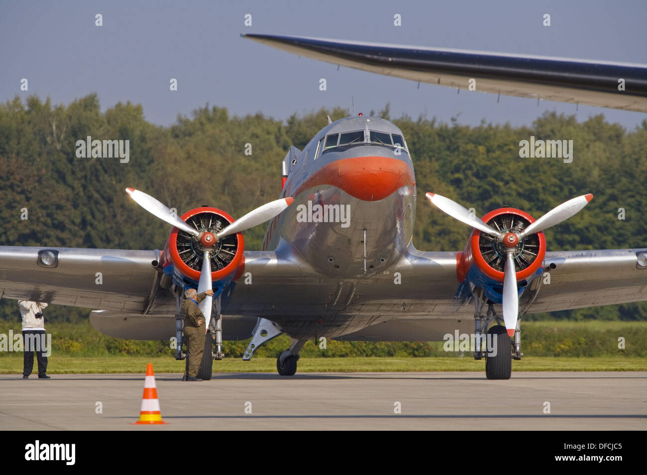 Vintage dc3 hi-res stock photography and images - Alamy