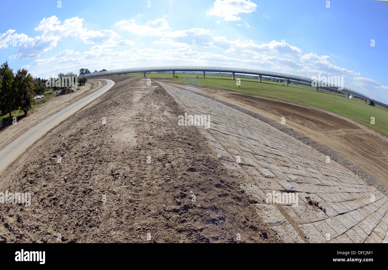 A segment of the Elbe dike is pictured in Koettlitz, Germany, 02 ...