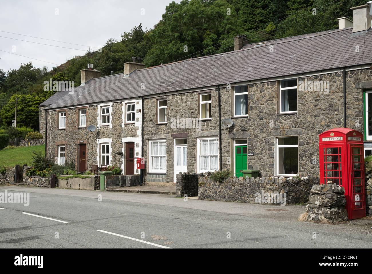 Welsh terraced cottages hi-res stock photography and images - Alamy