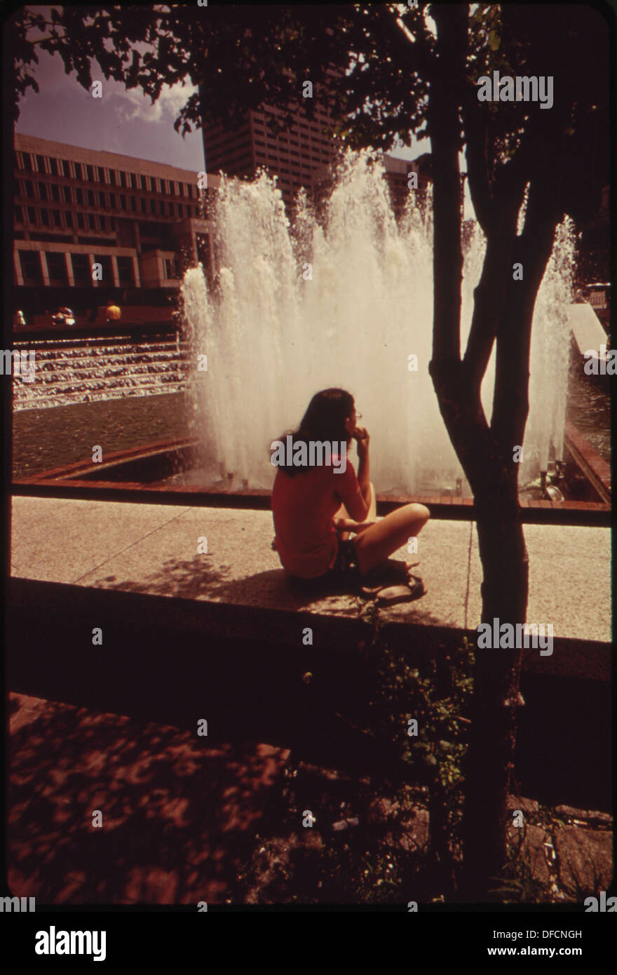 CITY HALL PLAZA-REFUGE FROM THE MIDSUMMER HEAT 550748 Stock Photo - Alamy