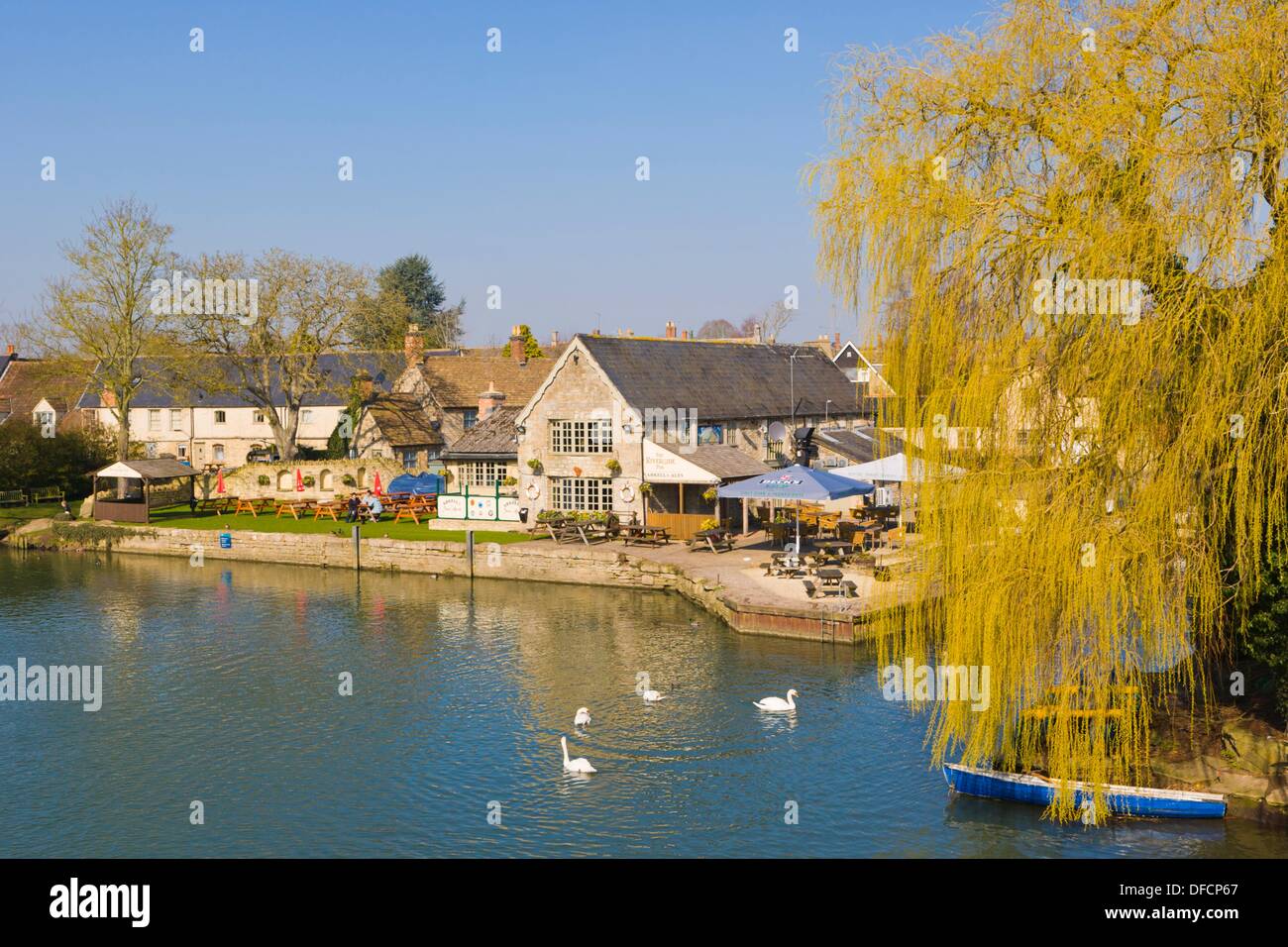 Riverside pub lechlade hi-res stock photography and images - Alamy