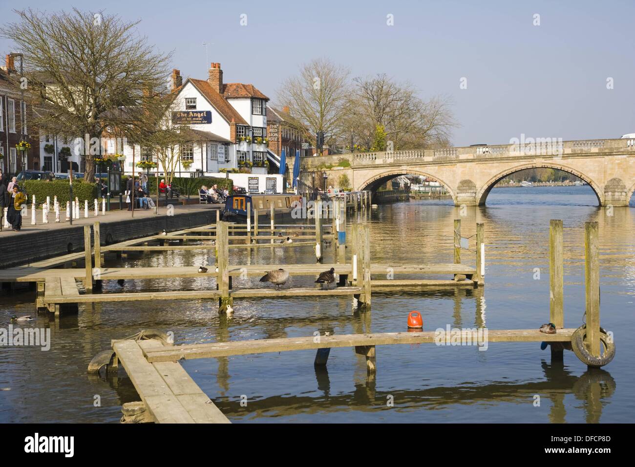 Thames side hi-res stock photography and images - Alamy