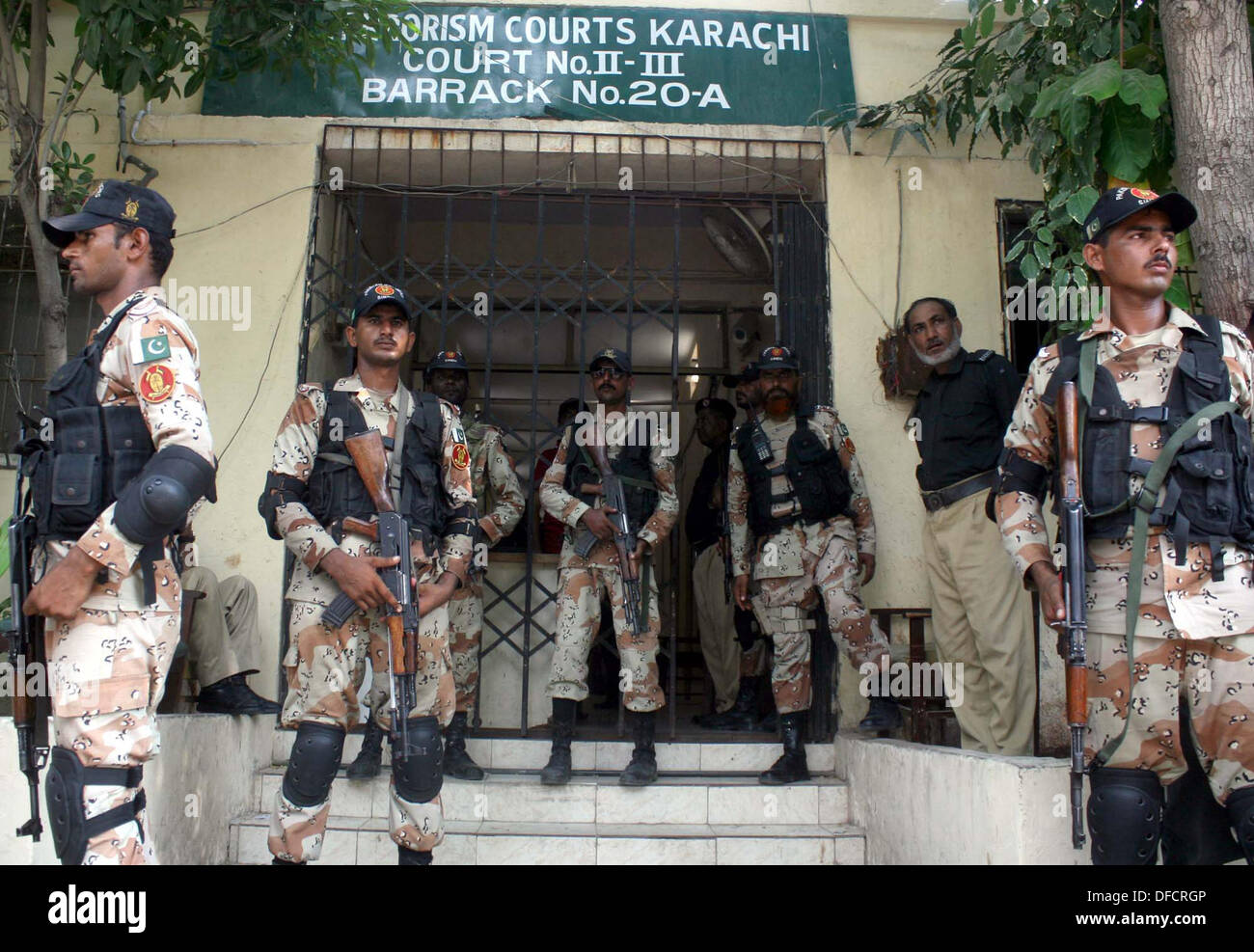 Rangers commandos’ cordon off Anti-Terrorism Court (ATC) as the police ...