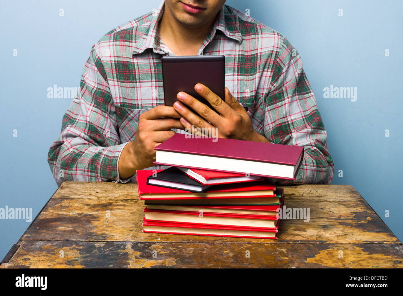 Reading ereader hi-res stock photography and images - Alamy