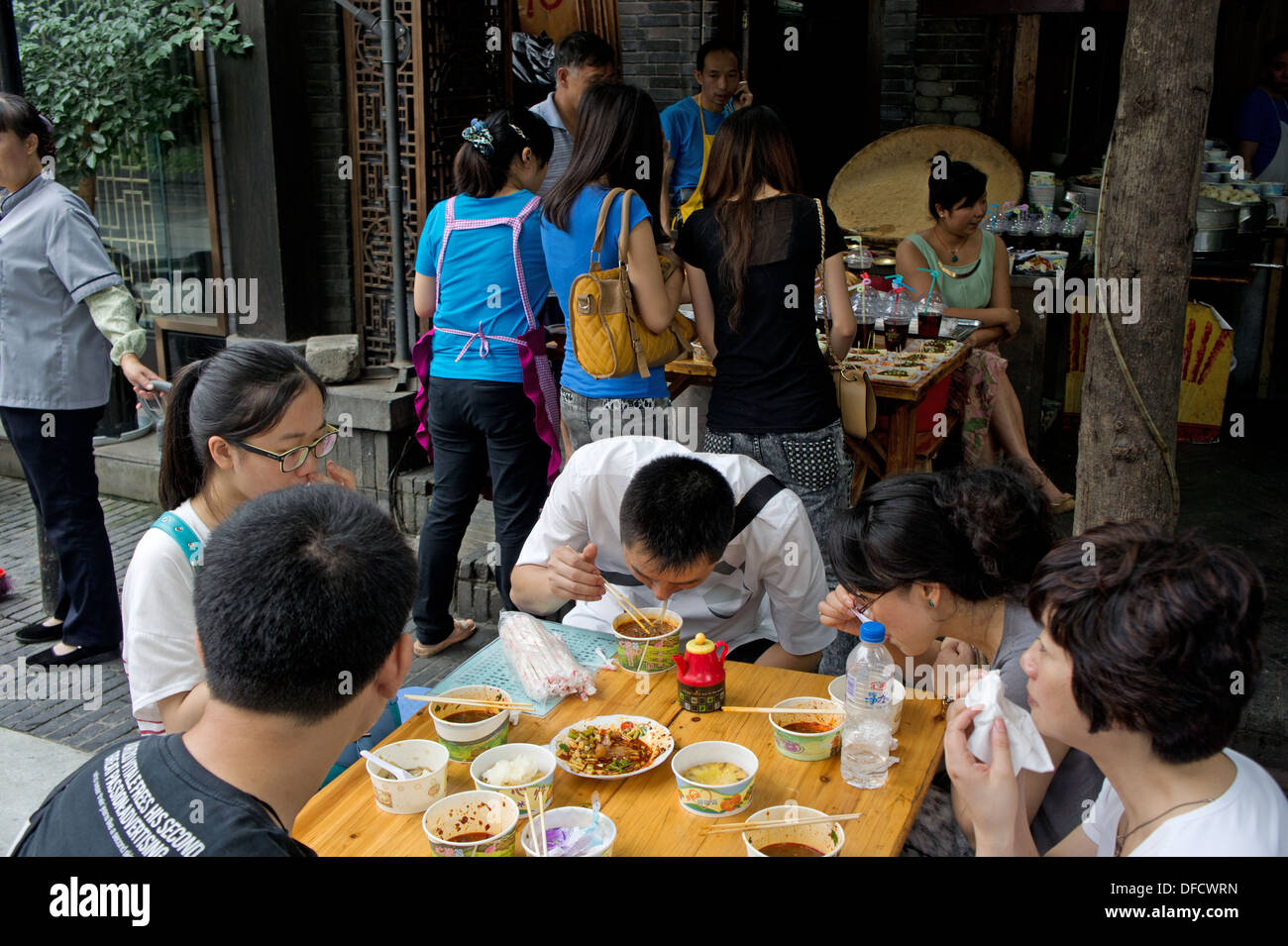 Chengdu, Kuan Zhai Xiang Zi historic city, street restaurant. Sichuan ...