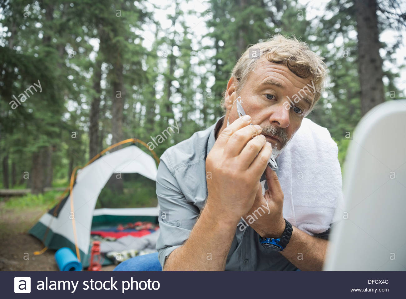 Man shaving outdoors hi-res stock photography and images - Alamy