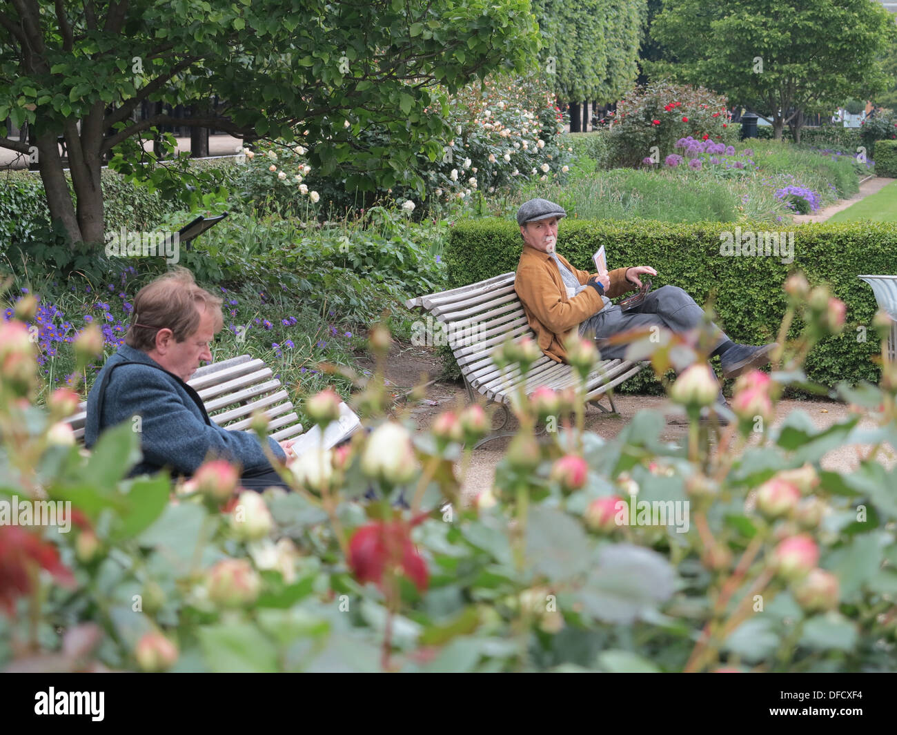 Two men sat in a park hi-res stock photography and images - Alamy