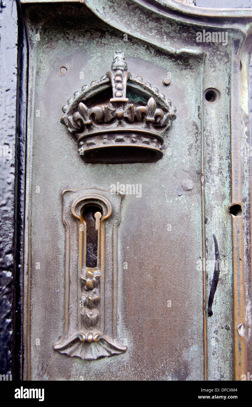 Buckingham palace gate lock hi-res stock photography and images - Alamy