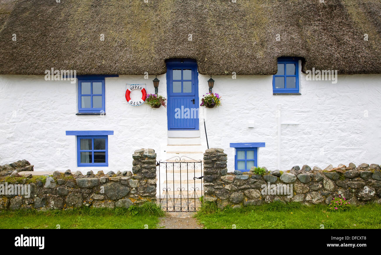 Traditional thatched whitewashed cottage in Porthallow village ...