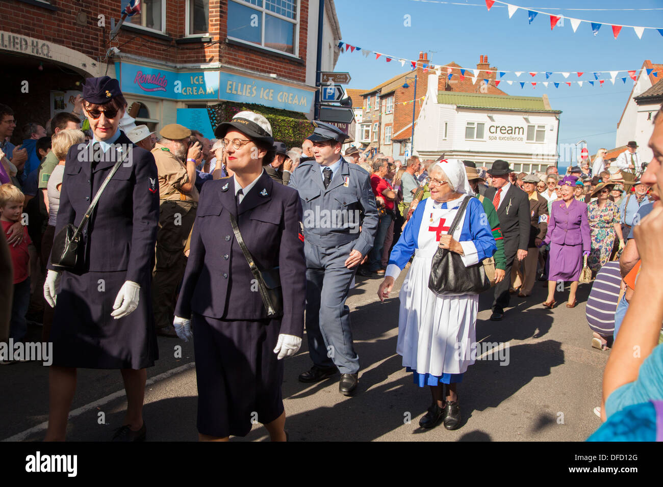 1940s parade hi-res stock photography and images - Alamy