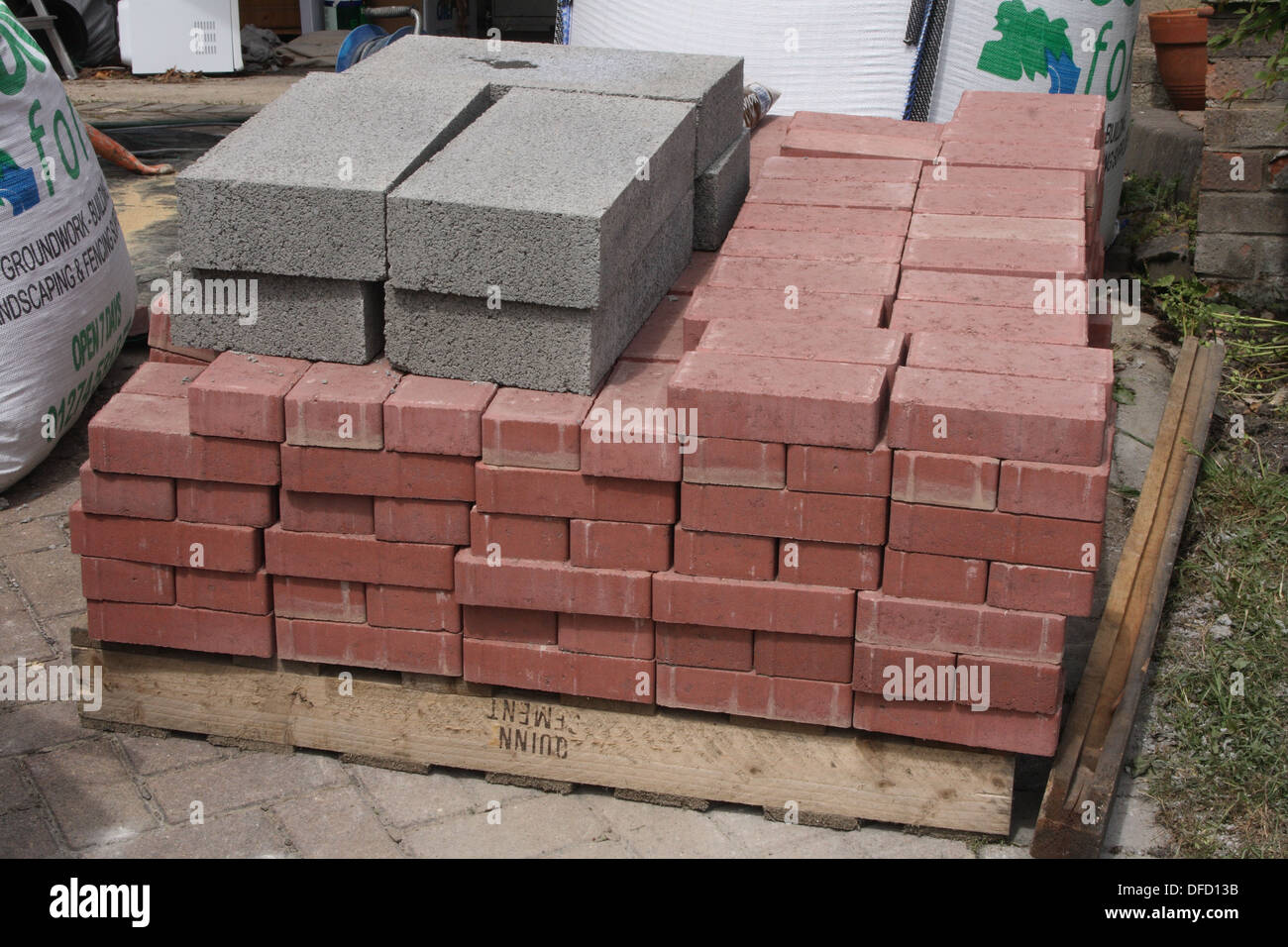 Pallet of bricks hi-res stock photography and images - Alamy