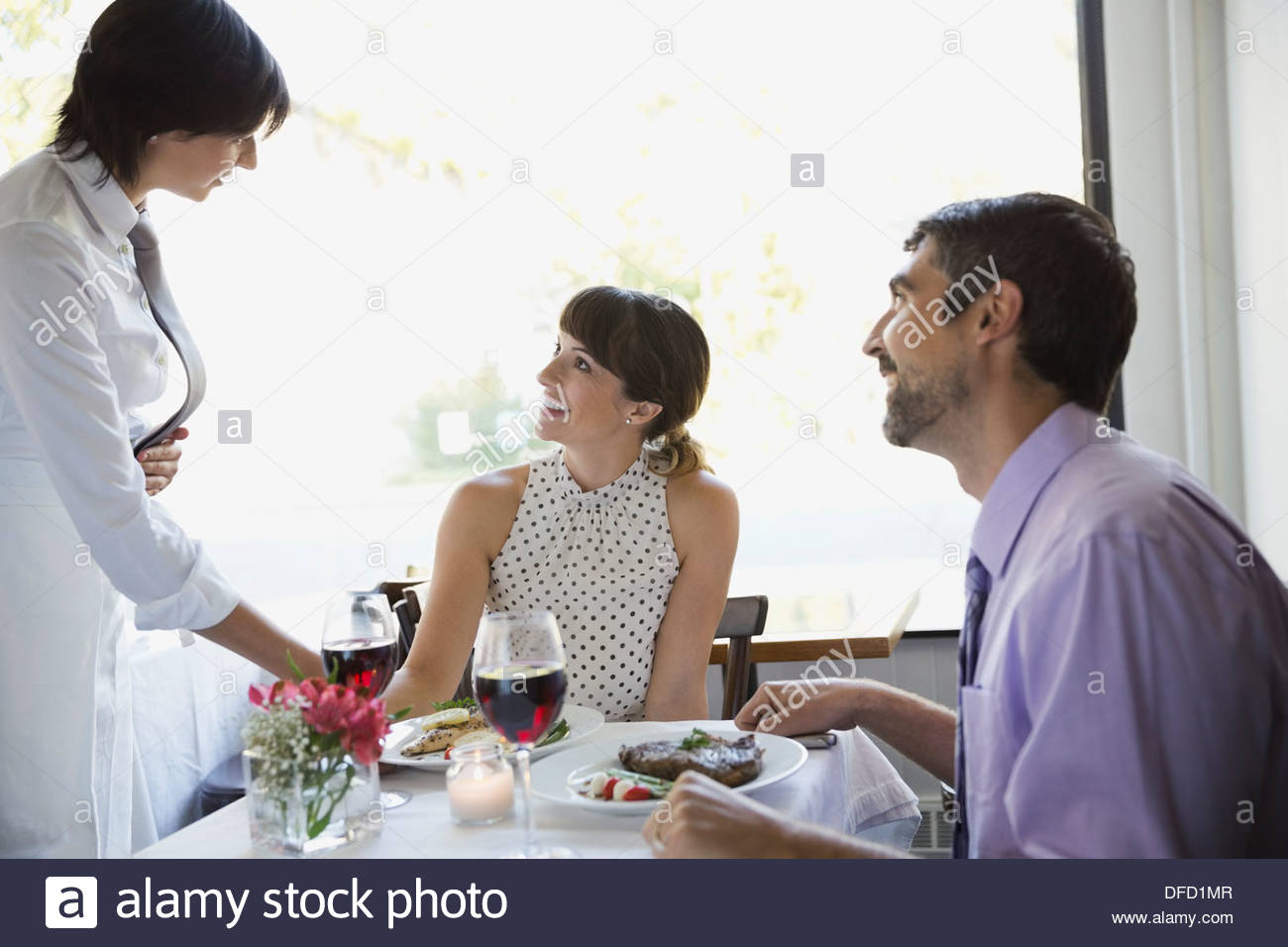 Women wait restaurant hi-res stock photography and images - Alamy