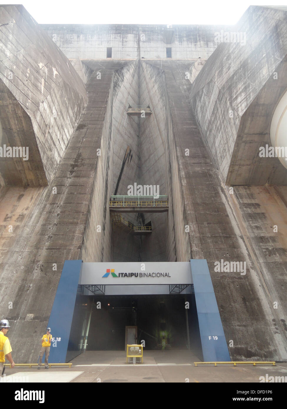Dam hydroelectric power station itaipu hi-res stock photography and ...