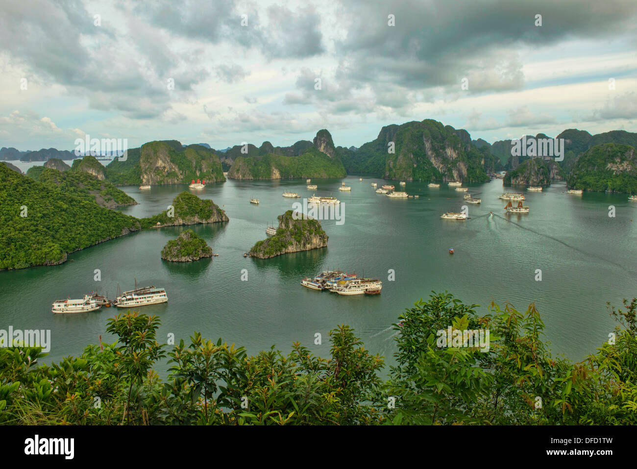 traditional junks sailing in Halong Bay, Vietnam Stock Photo - Alamy