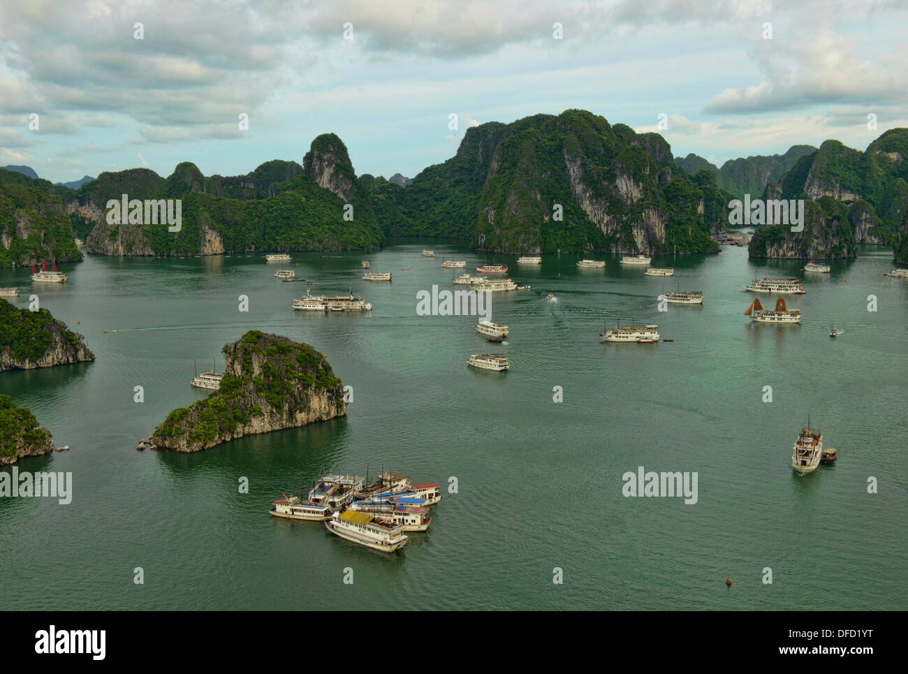 traditional junks sailing in Halong Bay, Vietnam Stock Photo - Alamy