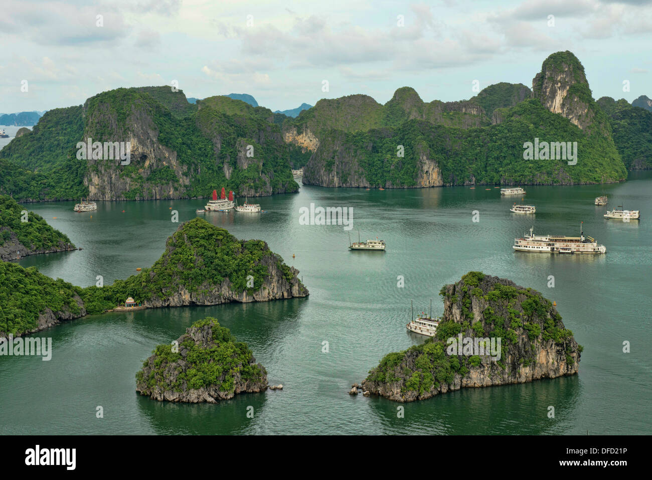 traditional junks sailing in Halong Bay, Vietnam Stock Photo - Alamy