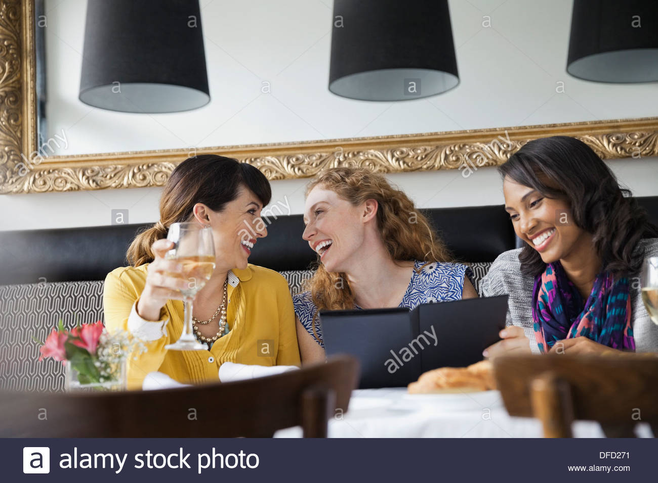 Women friends dining out hi-res stock photography and images - Alamy