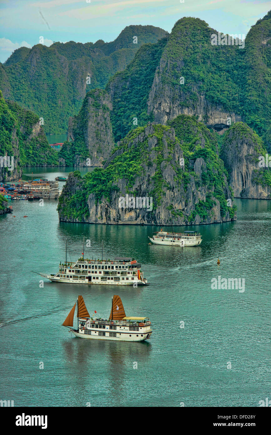 traditional junks sailing in Halong Bay, Vietnam Stock Photo - Alamy