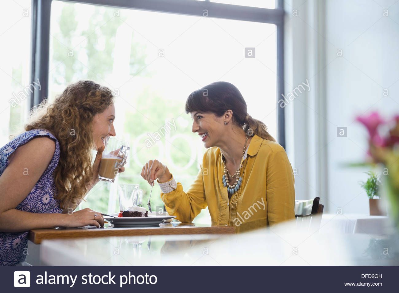 Two women at restaurant hi-res stock photography and images - Alamy