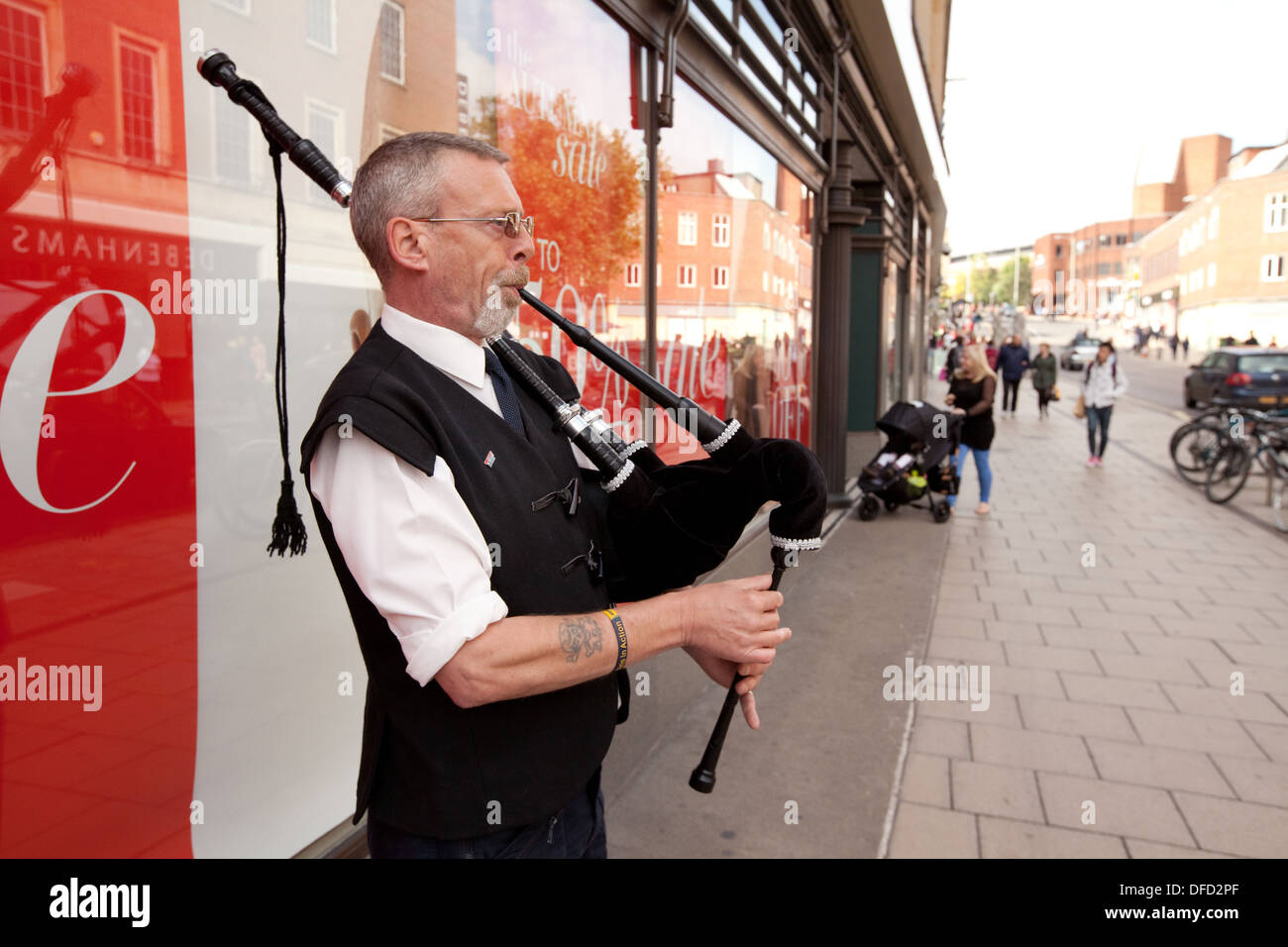 Busker busking street entertainer hi-res stock photography and images ...