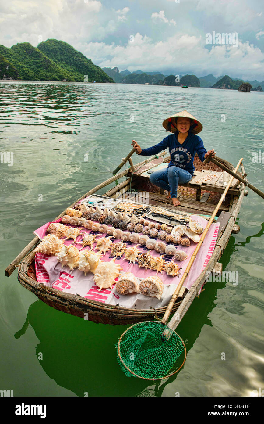 Boat vendor in Halong Bay, Vietnam Stock Photo - Alamy