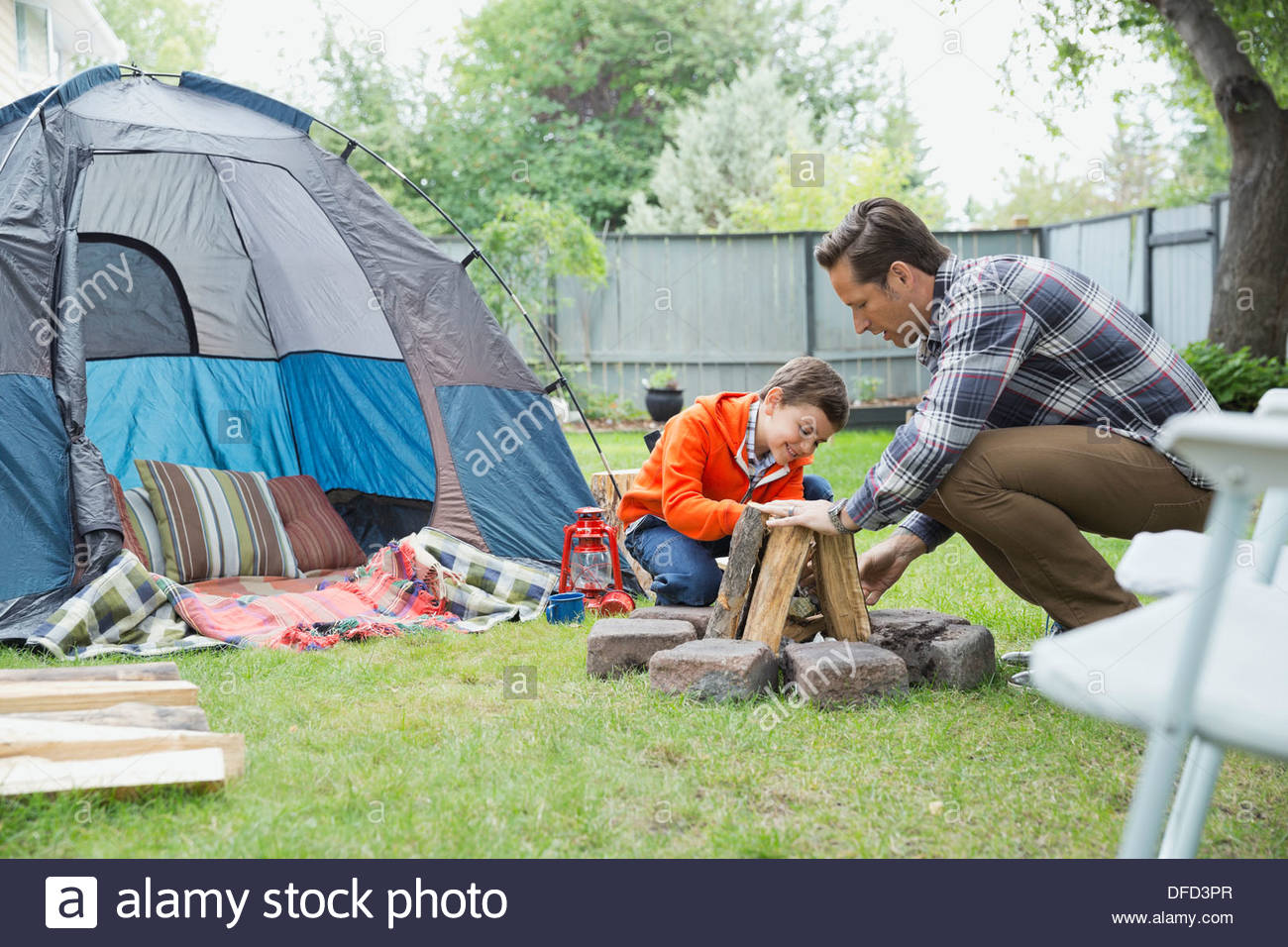 Father son setting up tent hi-res stock photography and images - Alamy
