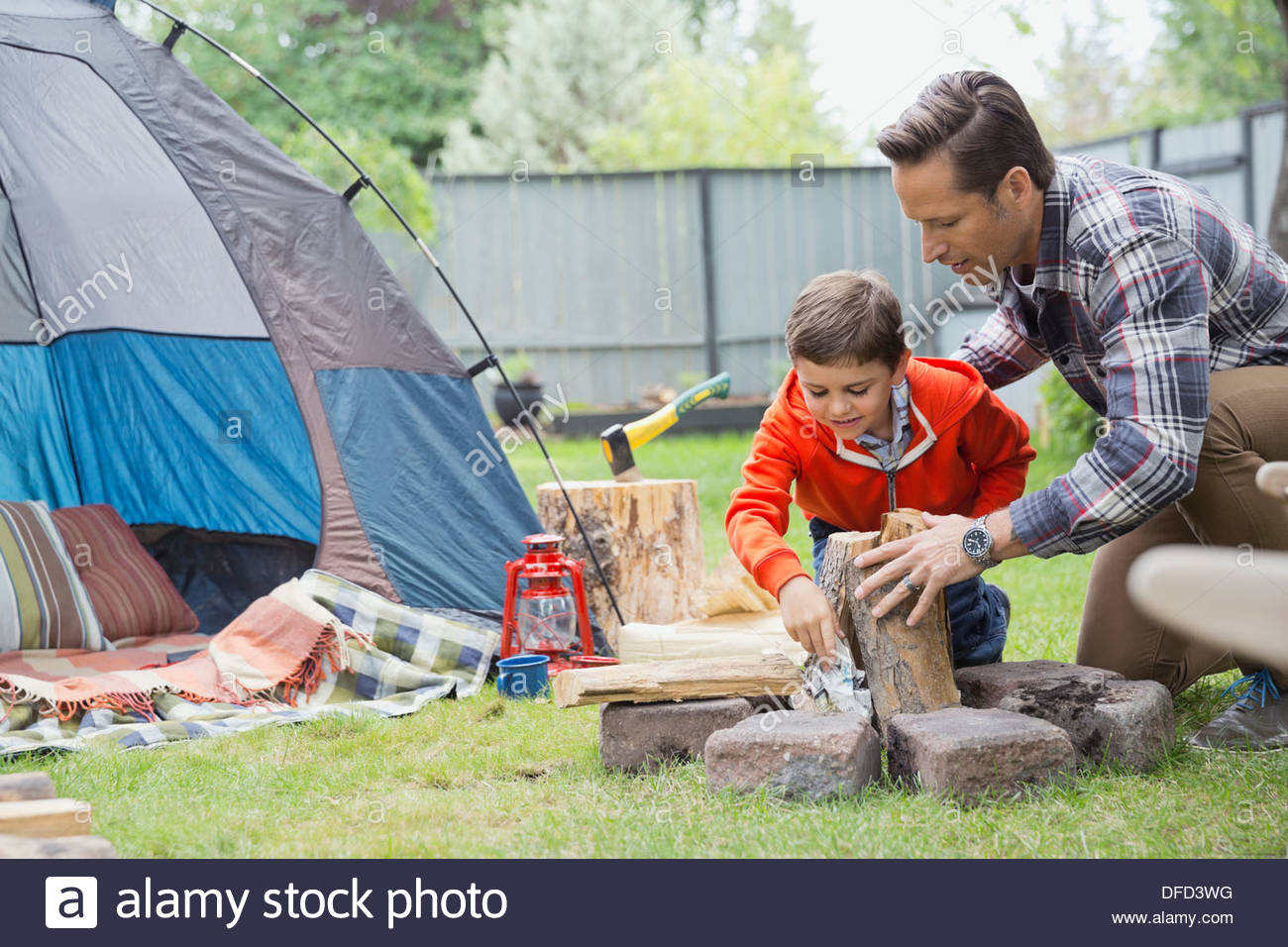 Father son setting up tent hi-res stock photography and images - Alamy
