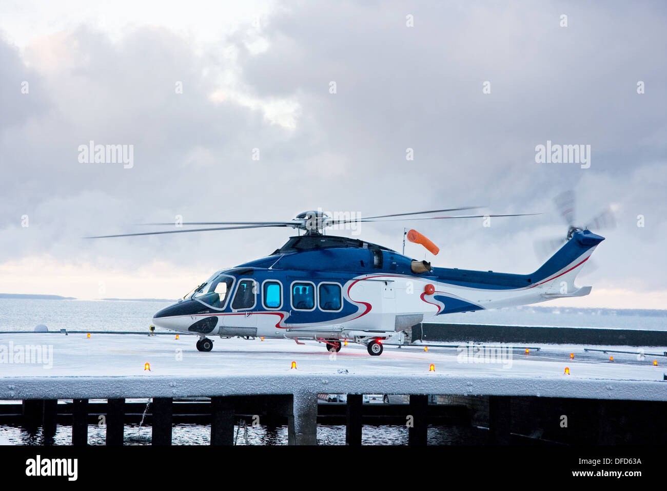 Helicopter landing on take off hi-res stock photography and images - Alamy