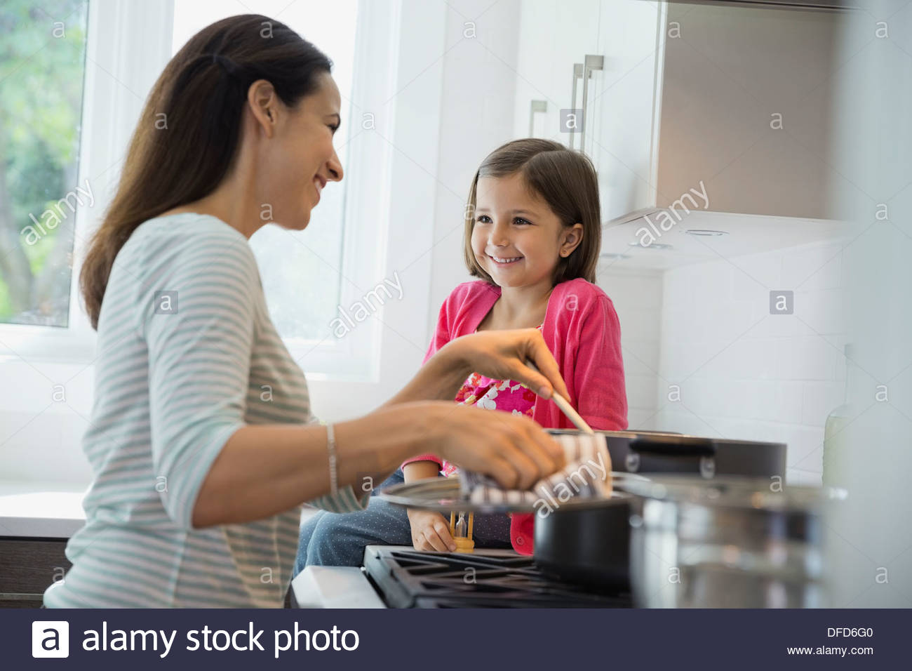 Mother cooking kitchen hi-res stock photography and images - Alamy