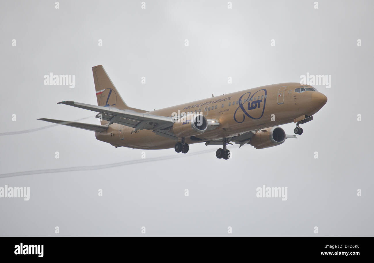 LOT Polish Airlines Boeing 737 SP-LLC coming into land at London ...