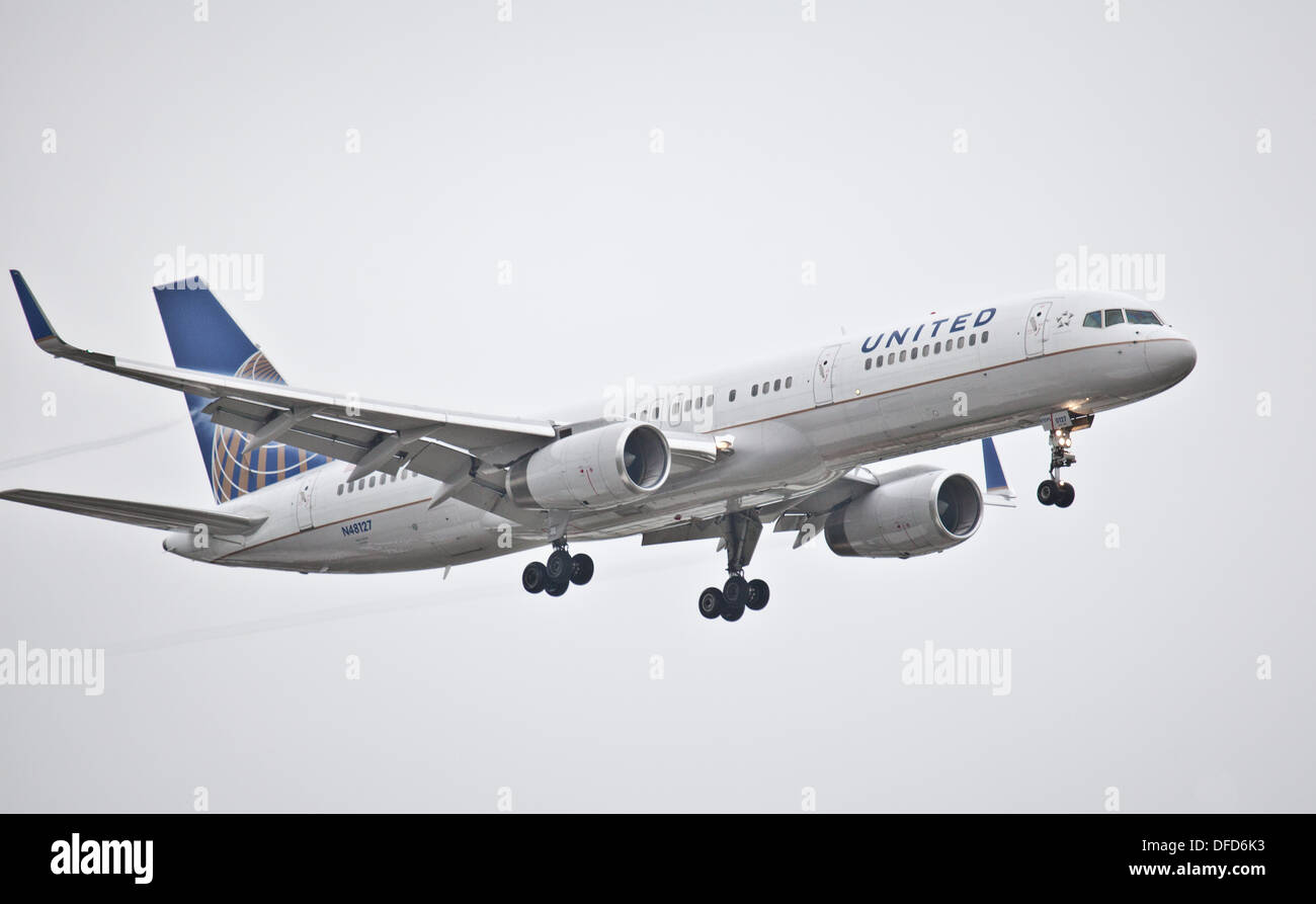 Boeing 757 n48127 arriving at london heathrow airport hi-res stock ...