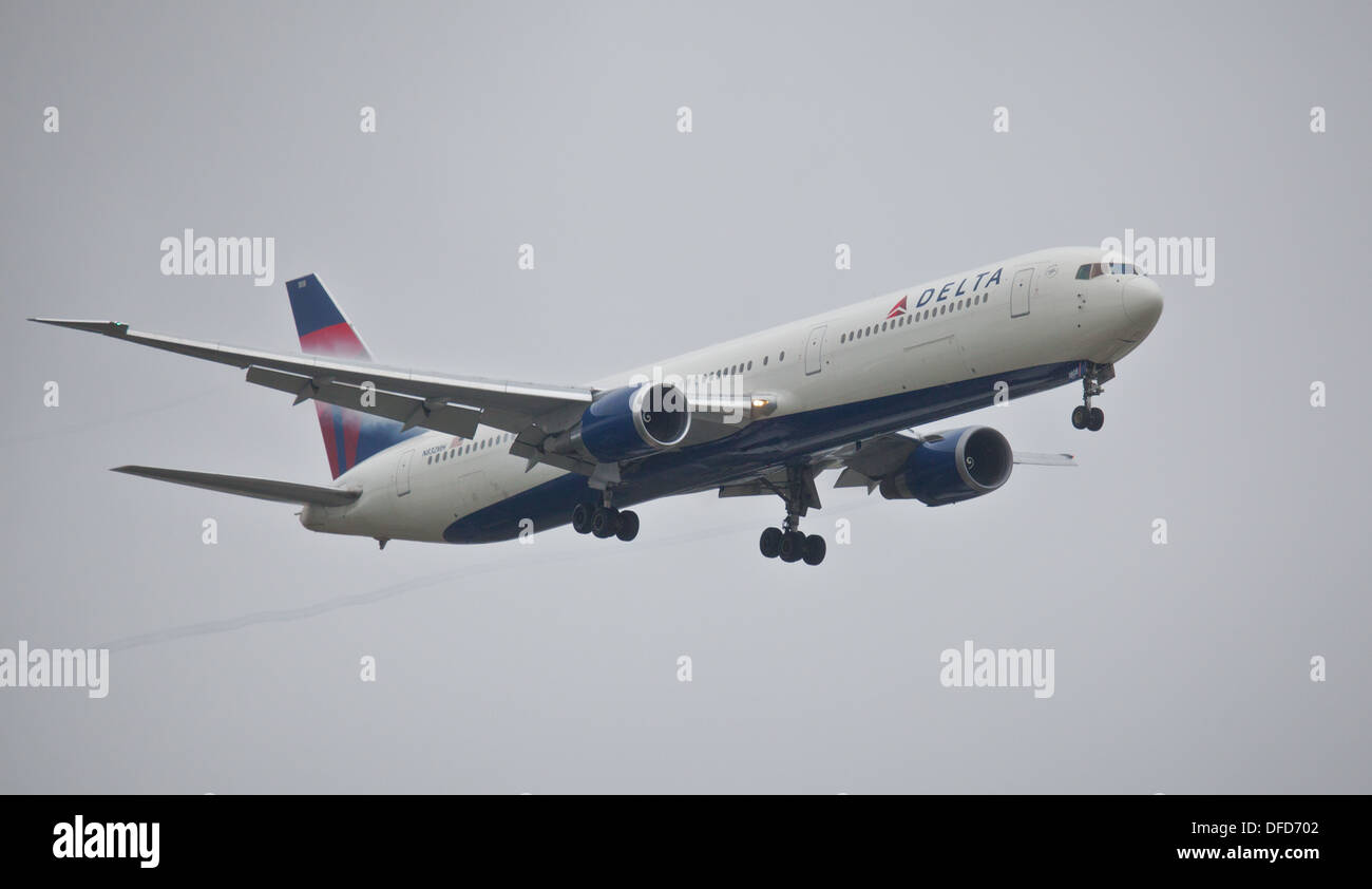 Delta Airlines Boeing 767 N832MH coming into land at London-Heathrow ...