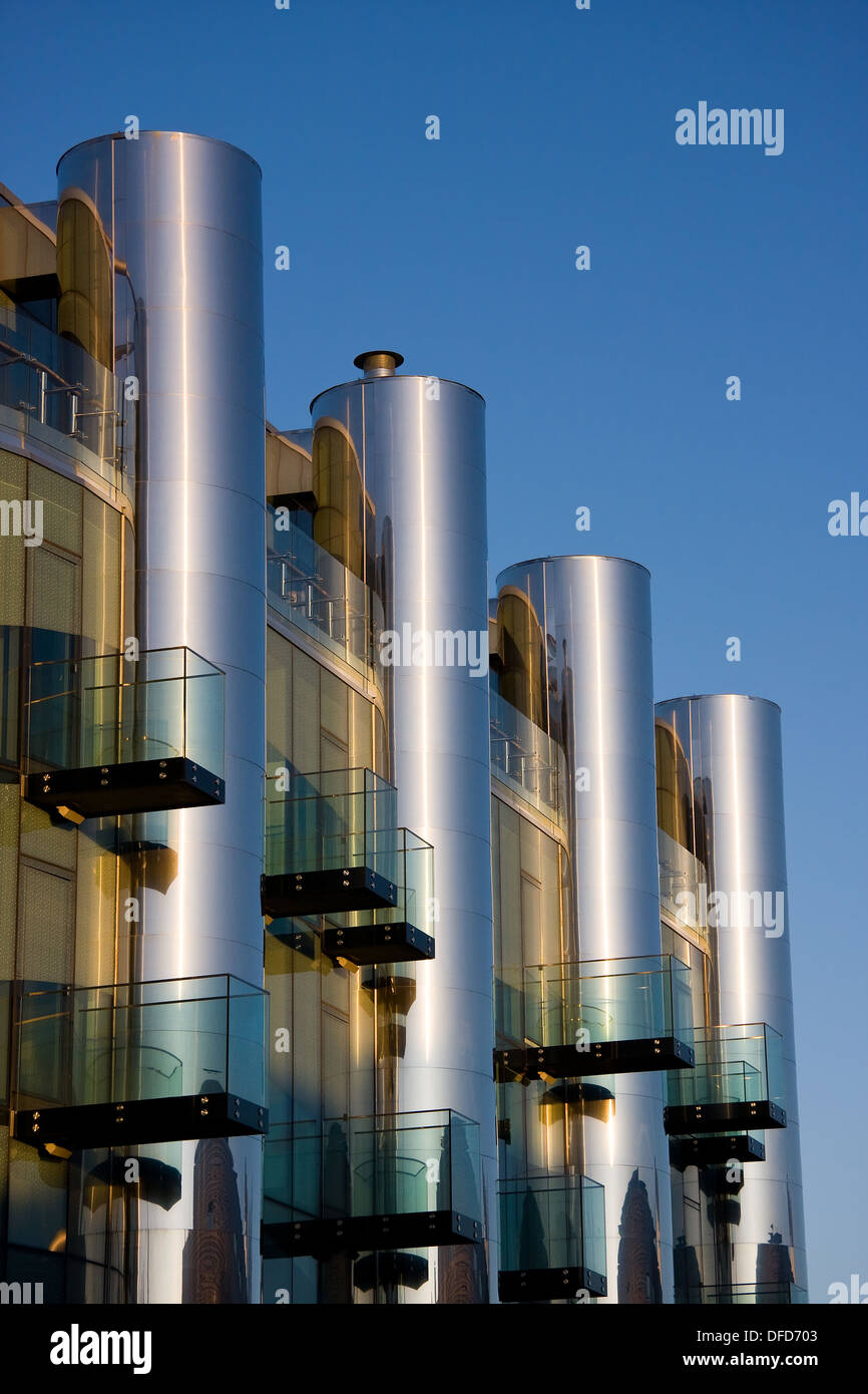 Silver building architecture hi-res stock photography and images - Alamy
