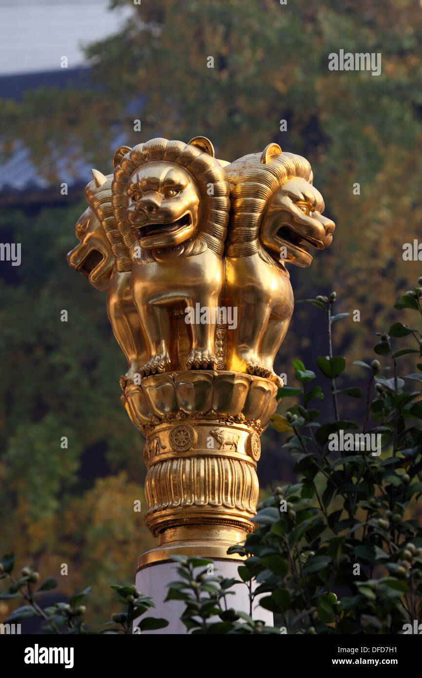 Golden lion statue hi-res stock photography and images - Alamy