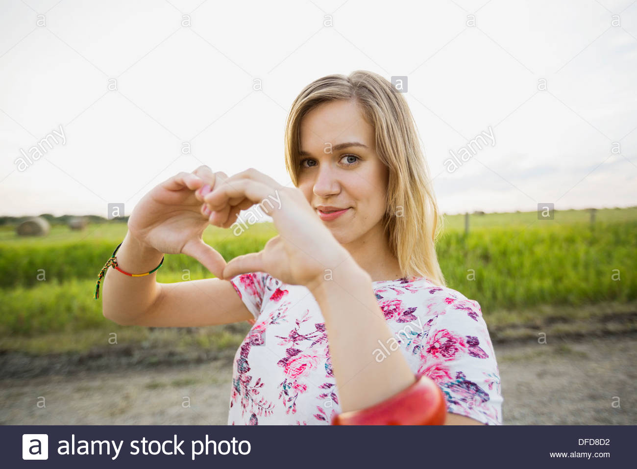 Heart sign with hands hi-res stock photography and images - Alamy