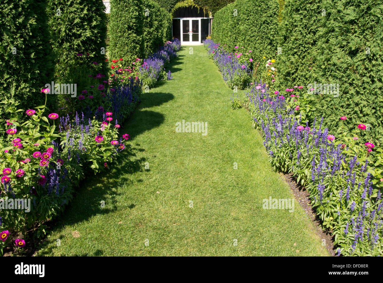 The path of flowers hi-res stock photography and images - Alamy