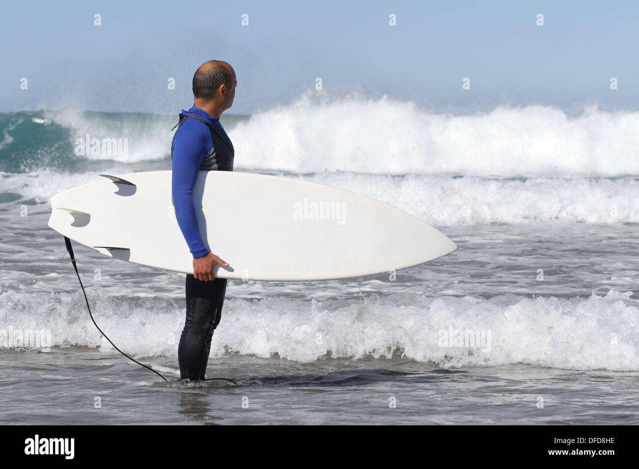 Surfer with surfboard checking the waves Stock Photo - Alamy
