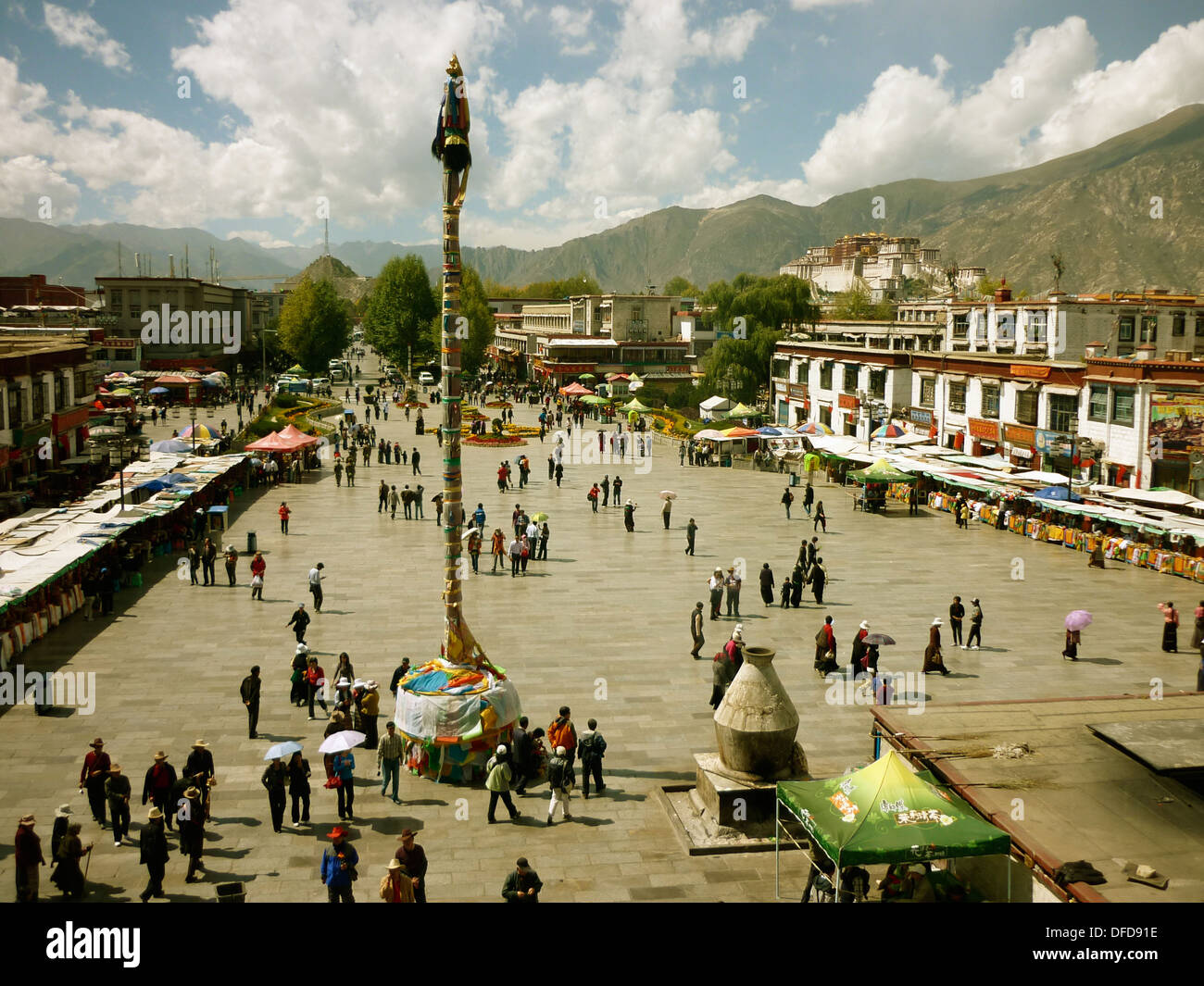 Barkhor square hi-res stock photography and images - Alamy