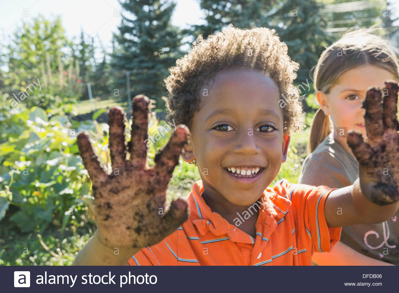 Dirt hands hi-res stock photography and images - Alamy