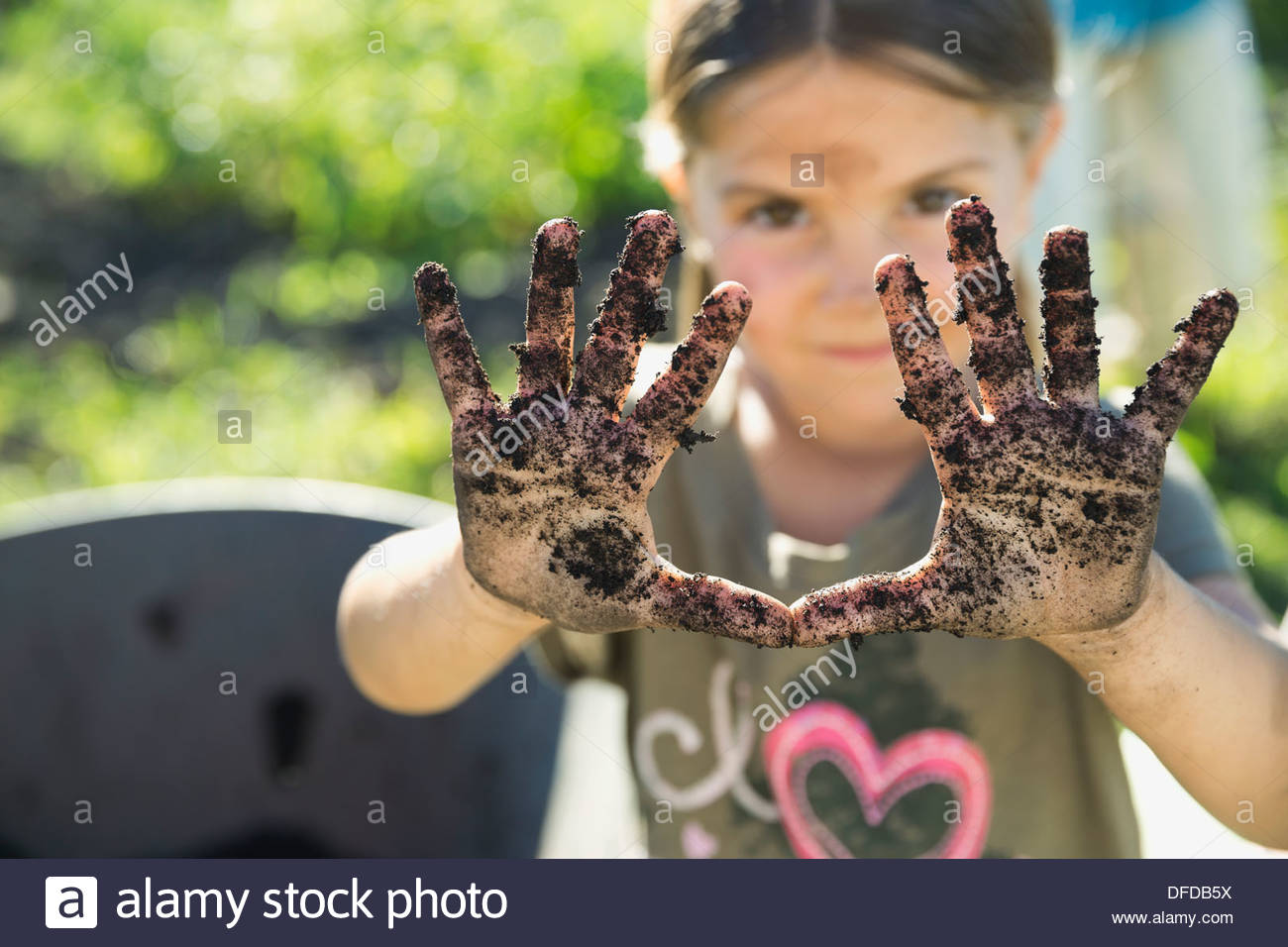 Dirt hands hi-res stock photography and images - Alamy