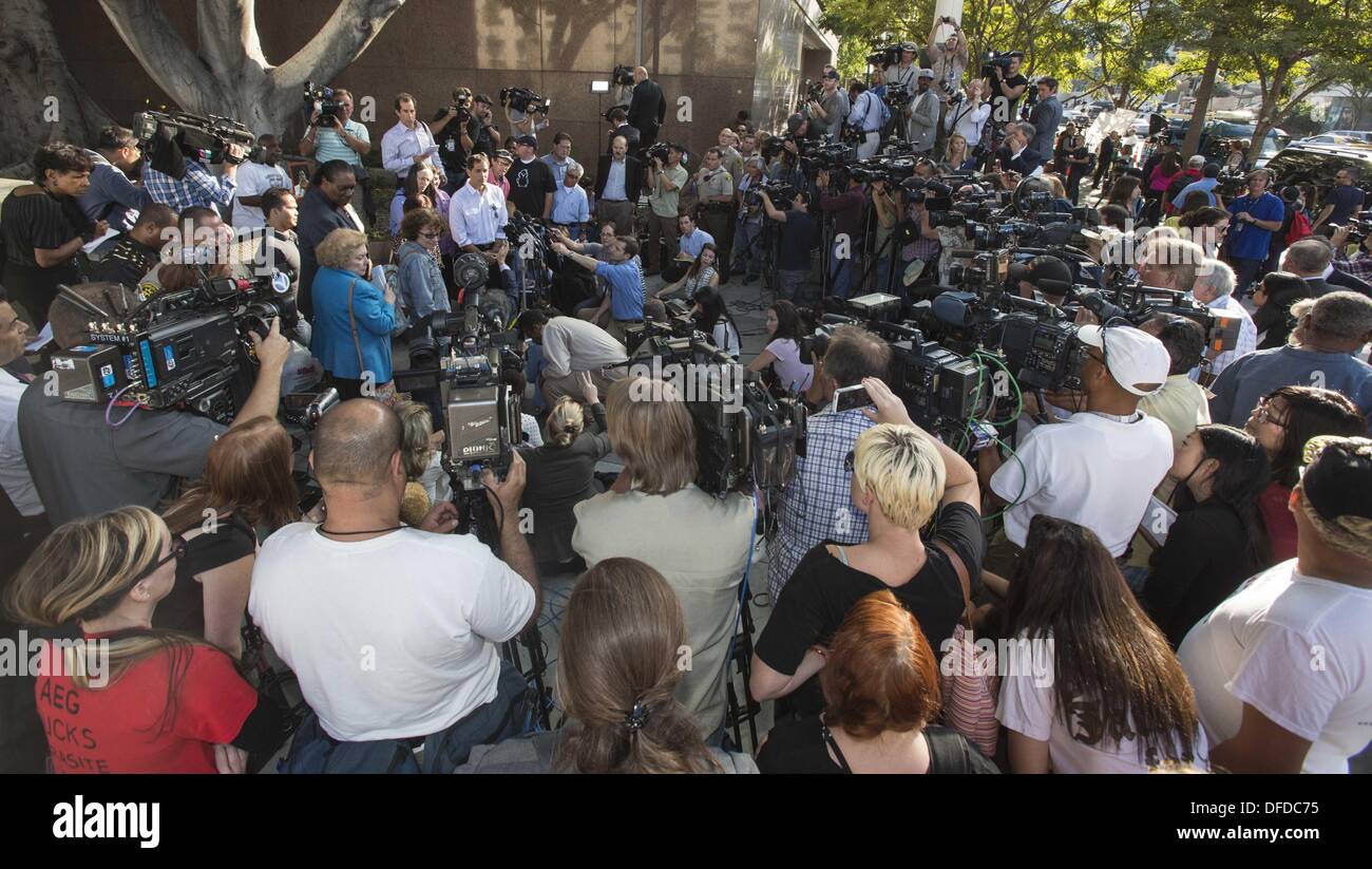 Outside a courthouse reporters hi-res stock photography and images - Alamy