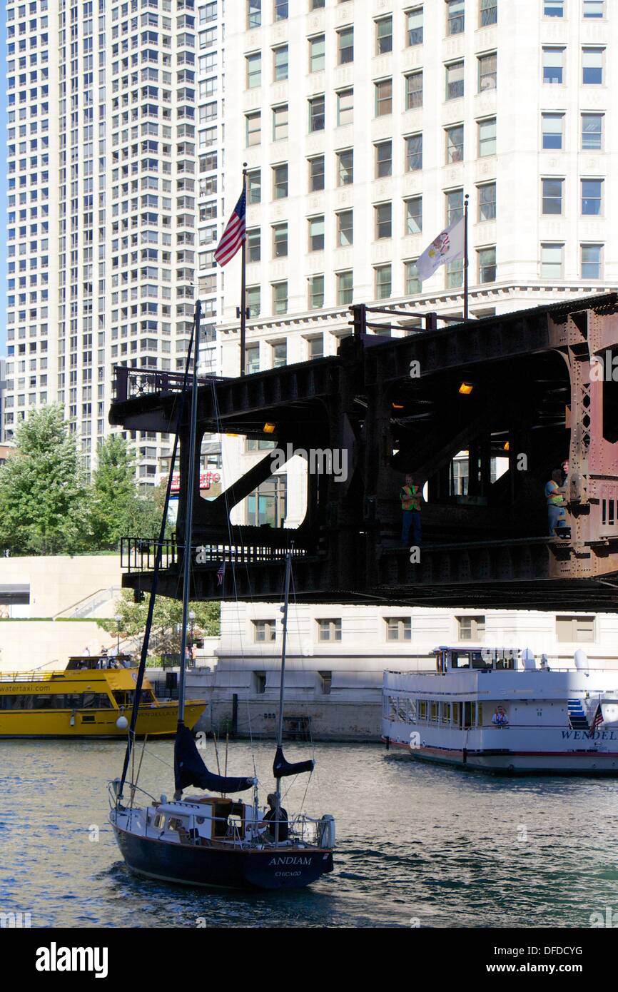 Chicago bridge lift hi-res stock photography and images - Alamy